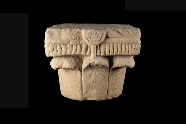 Mistero in Israele: spunta antico capitello con menorah a 8 bracci